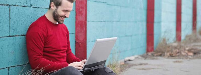 8 Best Laptops for Outdoor Use (2025) – Buyer’s Guide